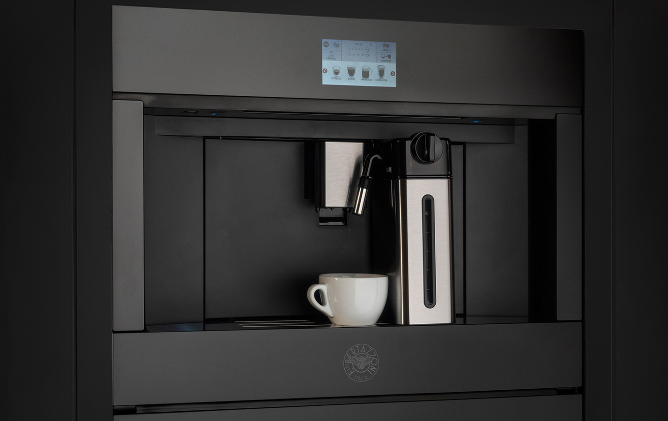 Bertazzoni presenterar svart glas – och lanserar en kaffemaskin för ...